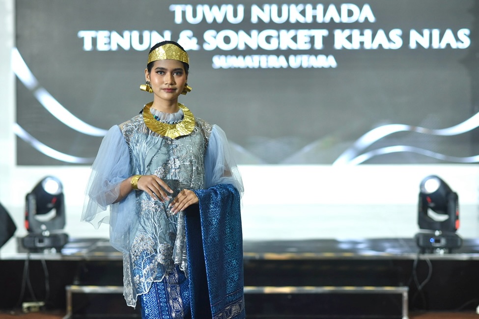 Kenalkan Tenun Nias ke Dunia, Fashion Show Tuwu Nukhada di Inacraft 2025