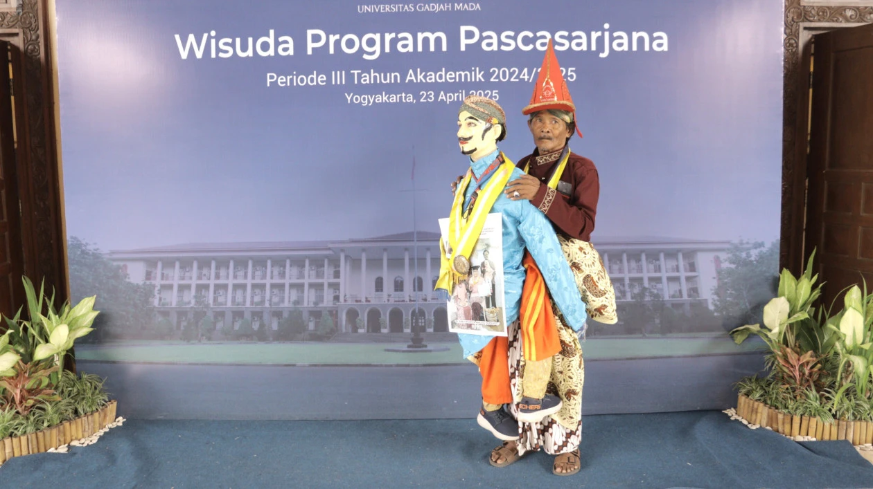 Kisah Kasih Budi Prasojo, Hadiri Wisuda S3 Sang Menantu Pakai Kostum Ledhek Gogik – KOMBI.ID