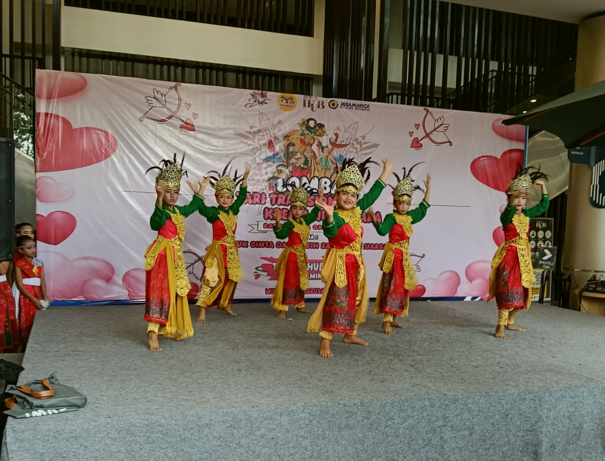 Lomba Tari Tradisional Kreasi Nusantara di Stasiun LRT TMII