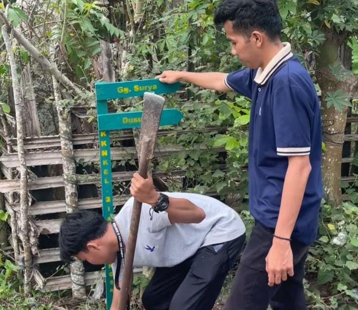 Mahasiswa KKN Alur Cempedak Perbaiki Navigasi Desa, Pemasangan Plang ...