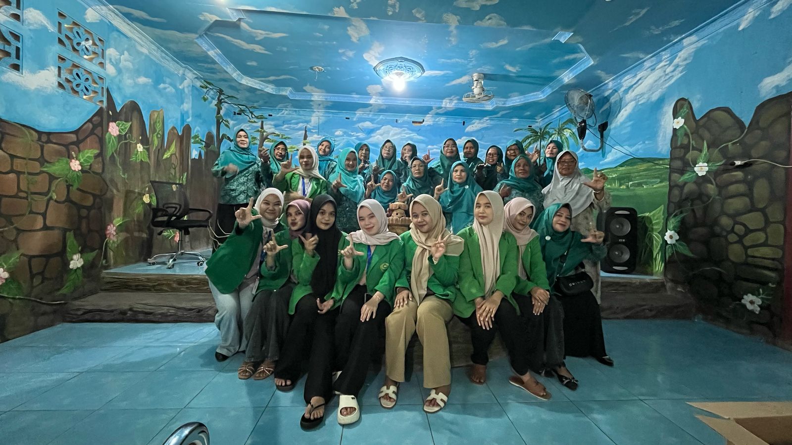 Mahasiswa KKN IAIN Langsa Bagikan Tips Makeup dan Hijab di Arisan PKK Desa Sei Siur