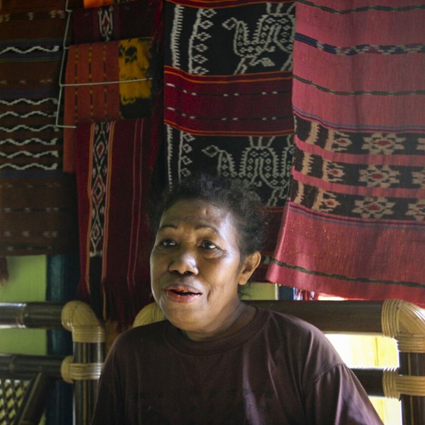 Mama Sariat Tole: Pelestari Seni Tenun Ikat Alor yang Mendunia