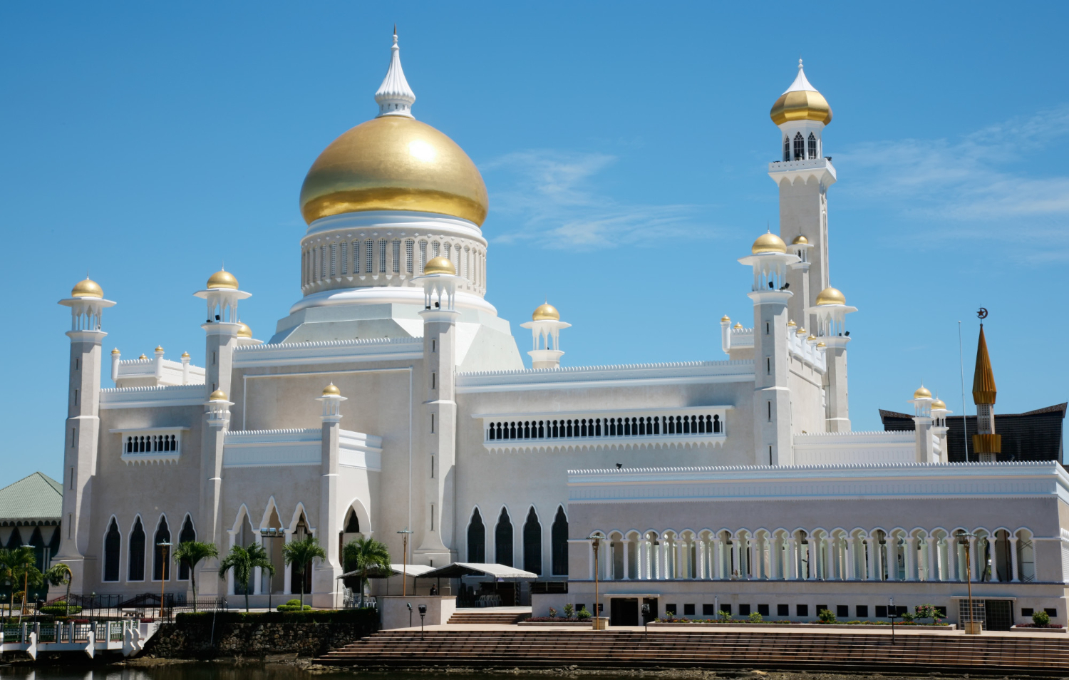 Menelusuri 5 Masjid Terbesar di Indonesia, Keindahan dan Kemegahan ...