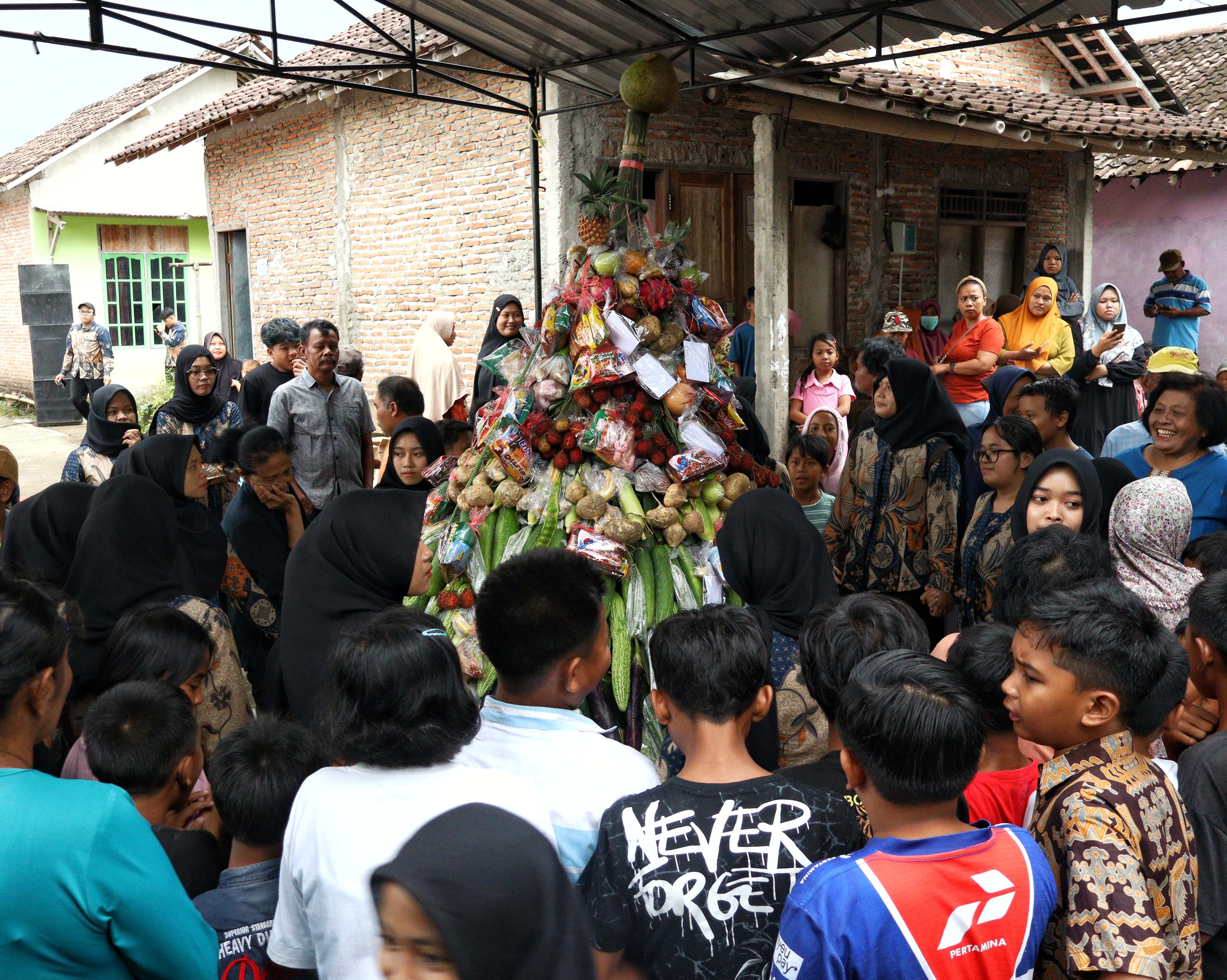 Meriahnya Tradisi Sadranan di Desa Gondang, Klaten: Kirab Gunungan ...