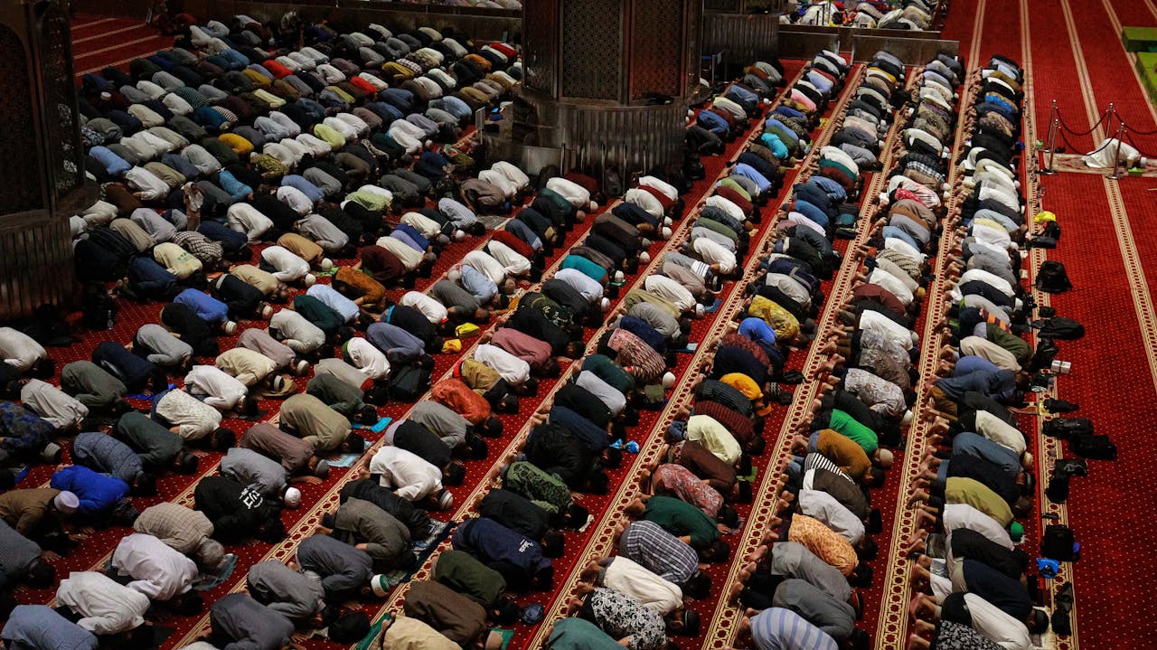 Niat Sholat Tarawih dan Witir Lengkap dengan Arti dan Tata Caranya!