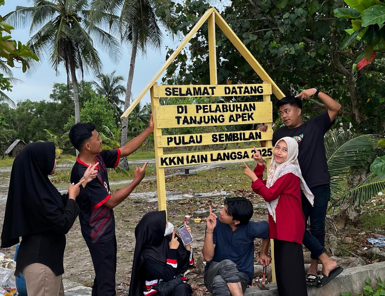 Tingkatkan Identitas Desa, Mahasiswa kelompok 4 KKN IAIN Langsa Pasang ...